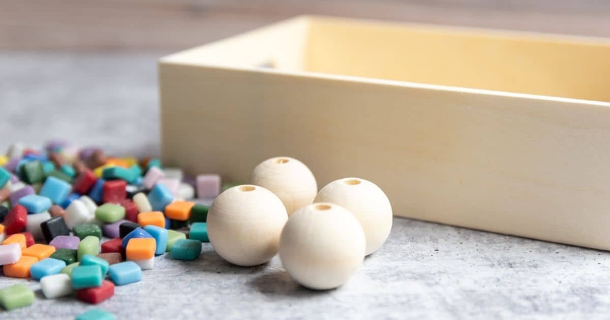 HOW TO CREATE AN ADORABLE MOSAIC TILE TRAY - thewittygrittylife.com