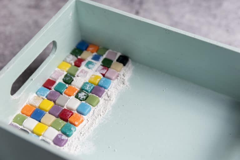HOW TO CREATE AN ADORABLE MOSAIC TILE TRAY - thewittygrittylife.com