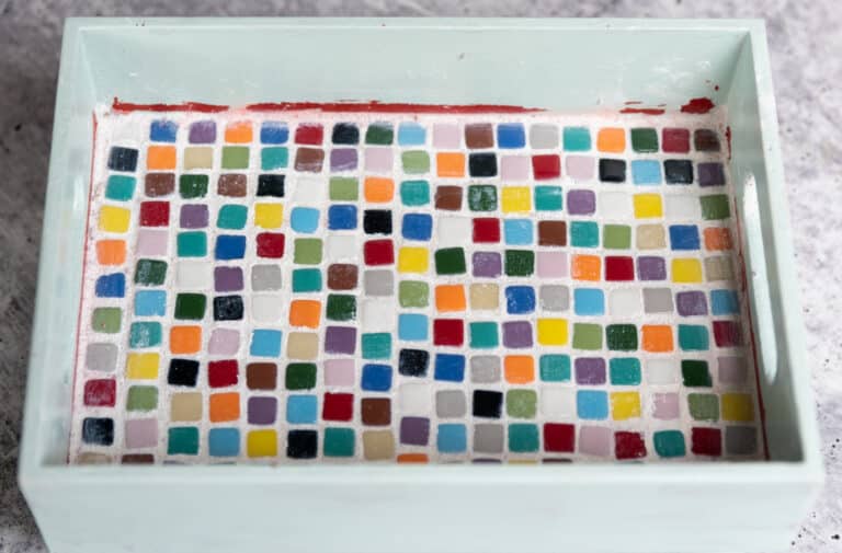 HOW TO CREATE AN ADORABLE MOSAIC TILE TRAY - thewittygrittylife.com
